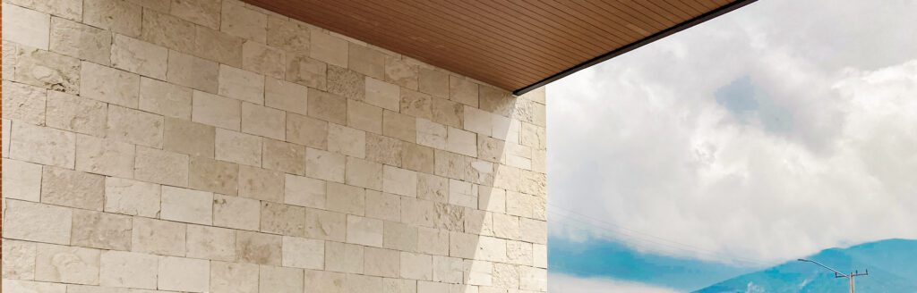 Fachadas con Cantera: Elegancia Natural para Diseños